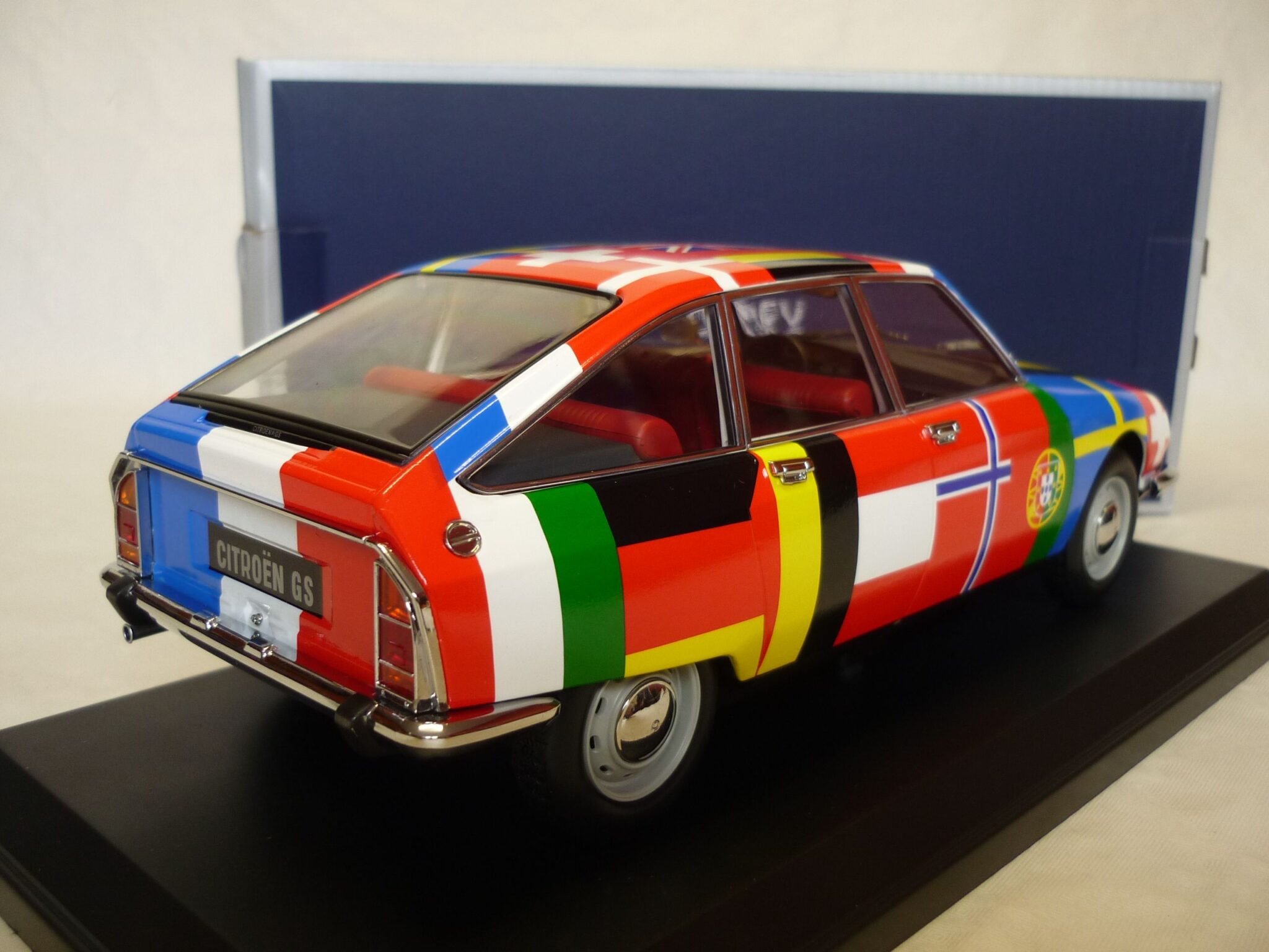 Citroën GS drapeaux 1972 1/18° Norev – Les Miniatures